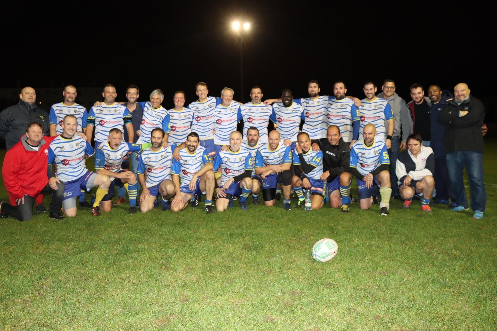 Le nouveau logo de Magneta sur les derniers maillots de l'équipe de ...